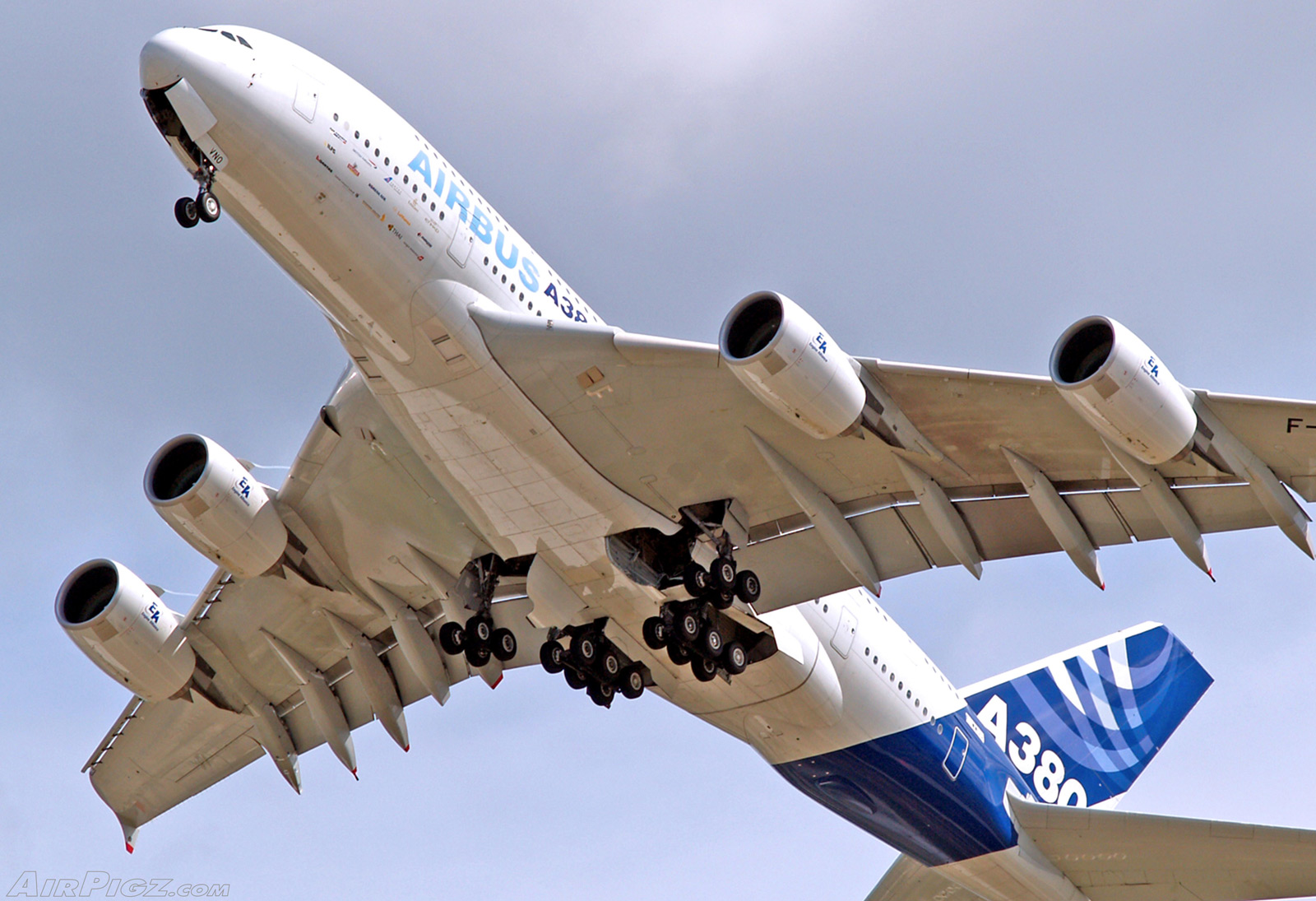 Just noticed this between the A380 and the 747 : r/aviation